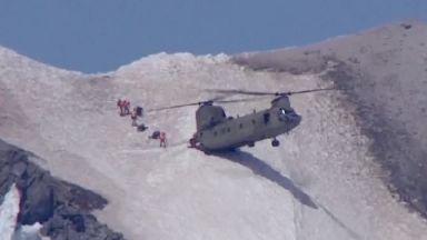 Chinook performs incredible two-wheel mountainside landing to rescue climbe